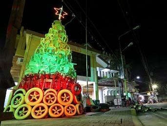TISA’S BRIGHT TREE OF TRASH | Cebu Daily News