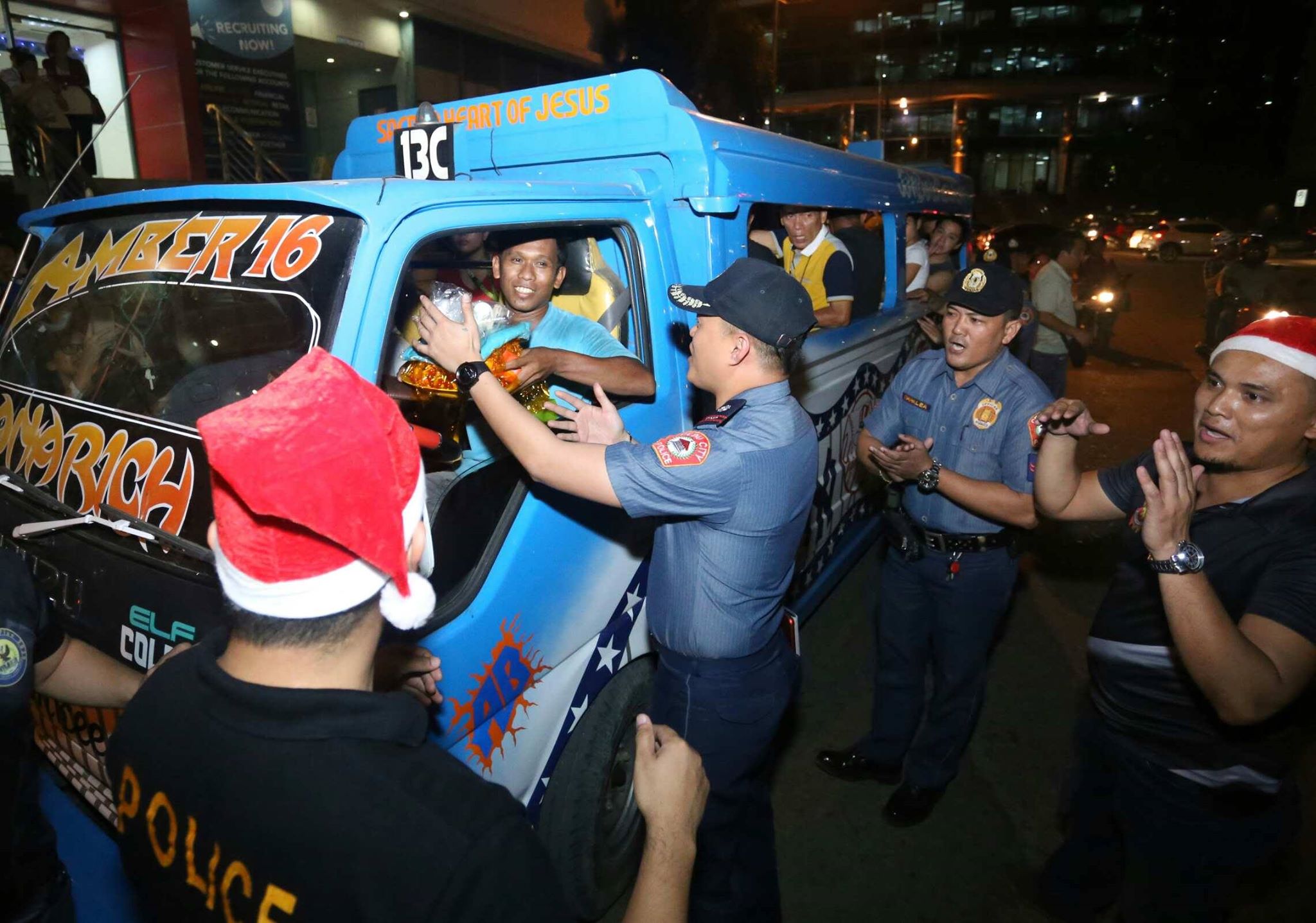PUJ drivers get gifts from Mabolo policemen | Cebu Daily News