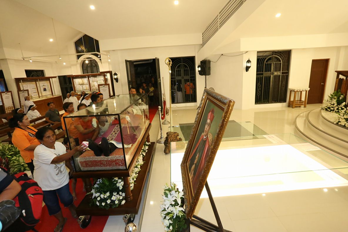 Devotees view Camomot’s remains | Cebu Daily News