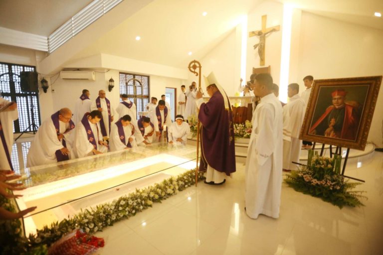 Faithful urged: Follow Archbishop Camomot's example | Cebu Daily News