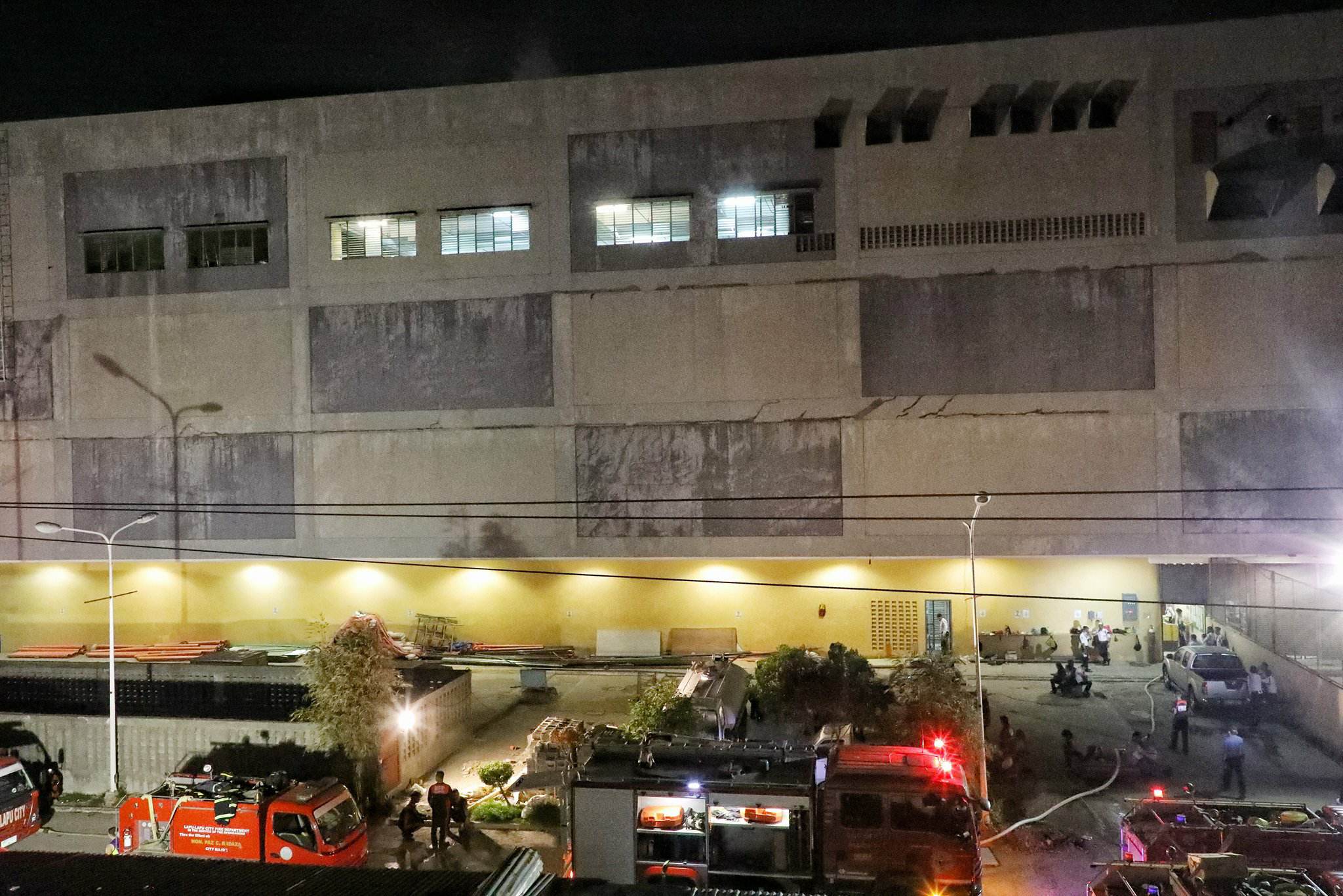 Firefighters continue to put out Gaisano Grand Mall fire | Cebu Daily News