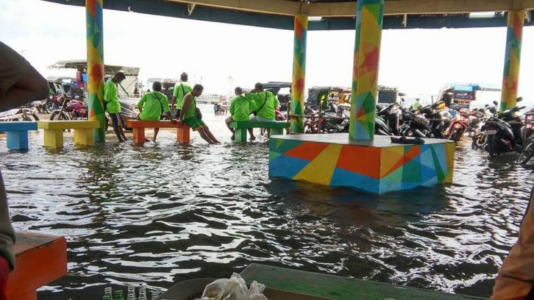 Knee-deep seawater floods Olango Island port area | Cebu Daily News