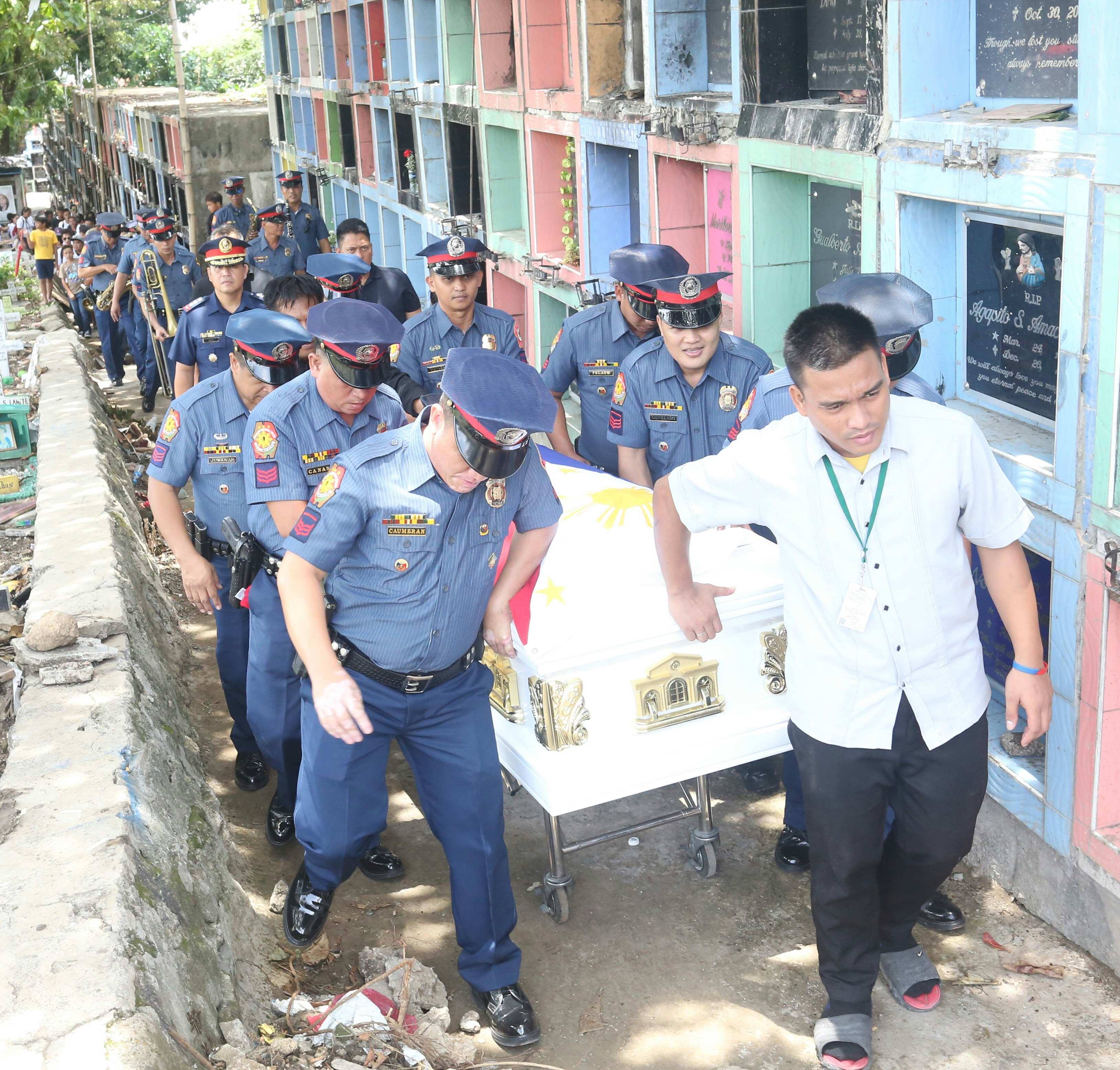 SPO1 Balili laid to rest at Pardo Cemetery | Cebu Daily News