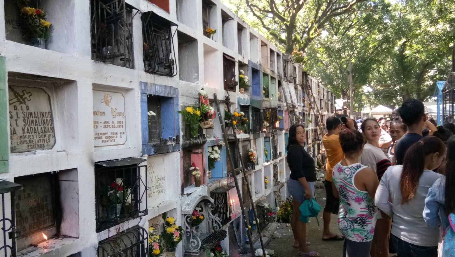 Bigger crowd expected at Calamba Cemetery | Cebu Daily News