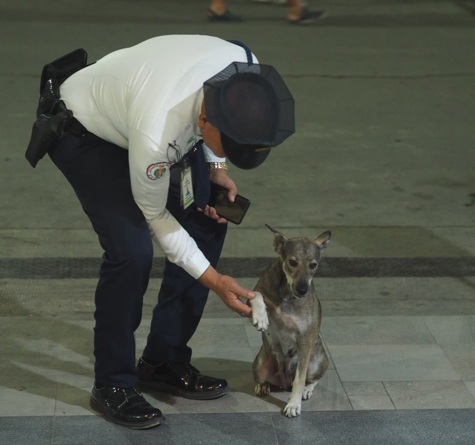 Meet the mall guard in Cebu with a dog best friend | Cebu Daily News