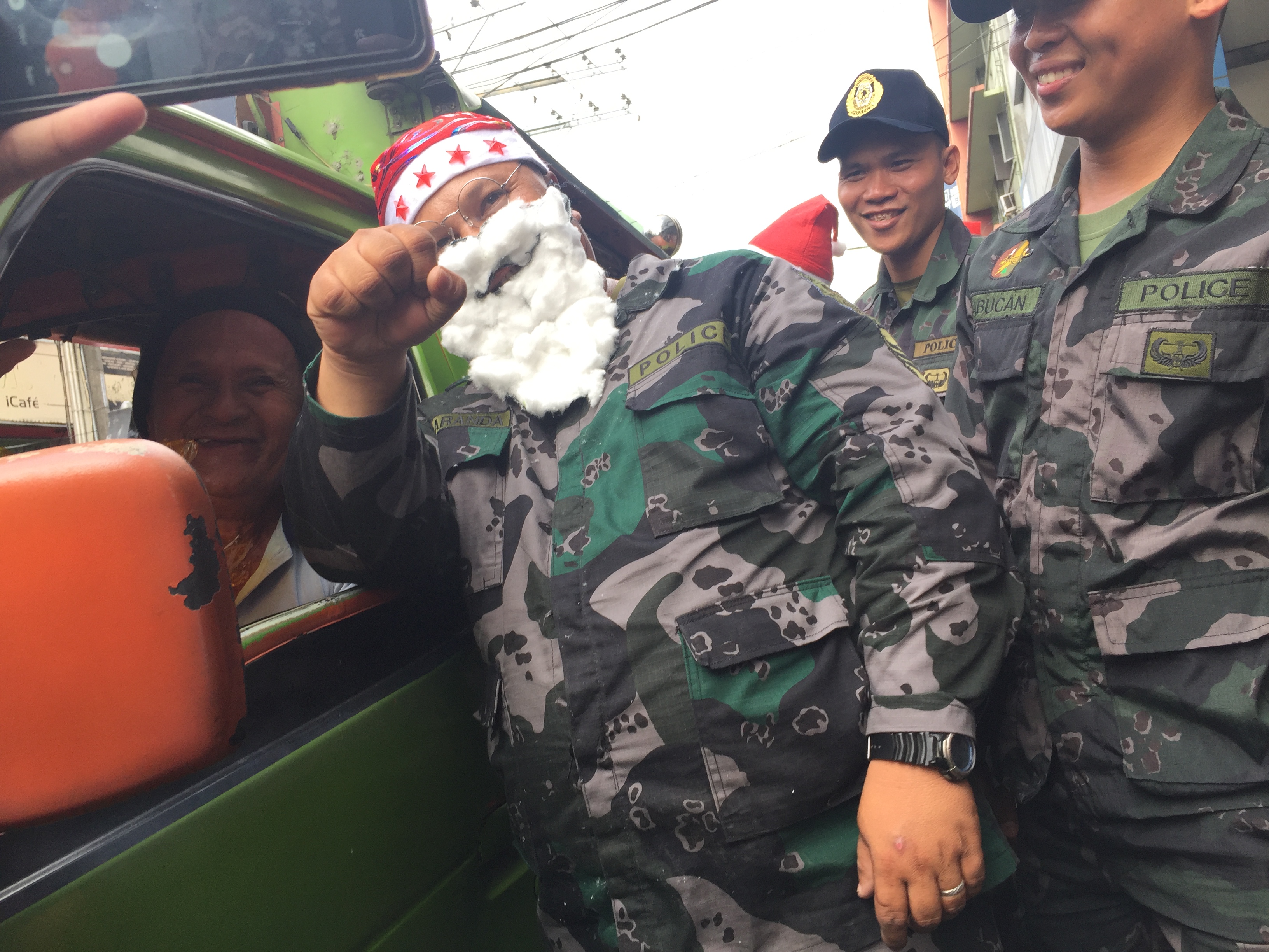 Cops make 'thrilling' gift-giving through checkpoint in Cebu City ...