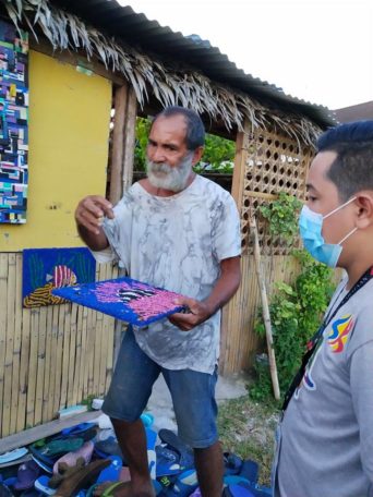 Artist from Bohol makes art out of slippers pulled out from the sea ...