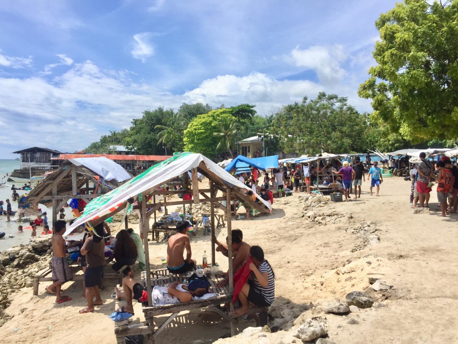 IN PHOTOS: Marigondon Beach reaches full capacity, beachgoers barred ...