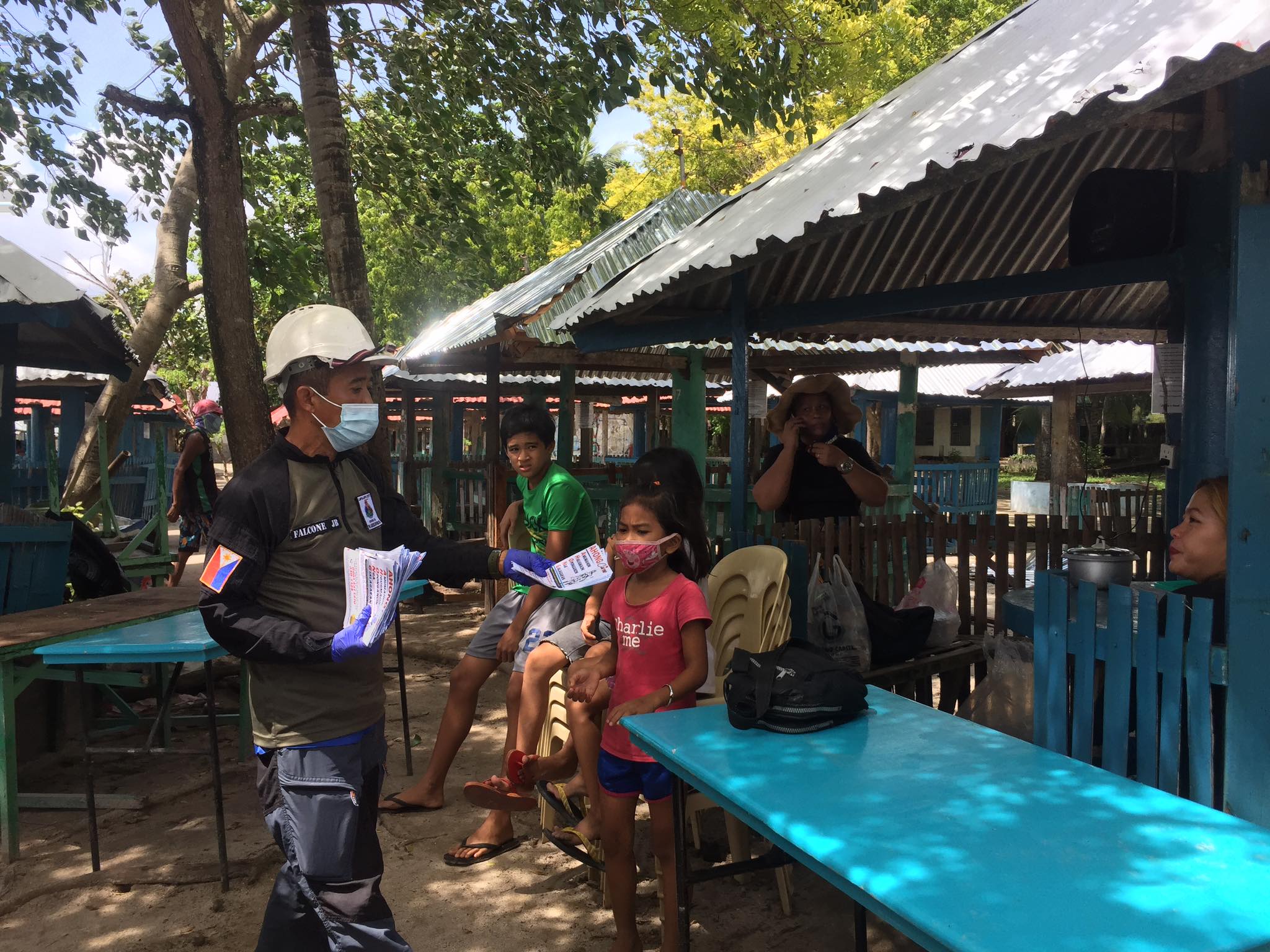 IN PHOTOS: Marigondon Beach reaches full capacity, beachgoers barred ...