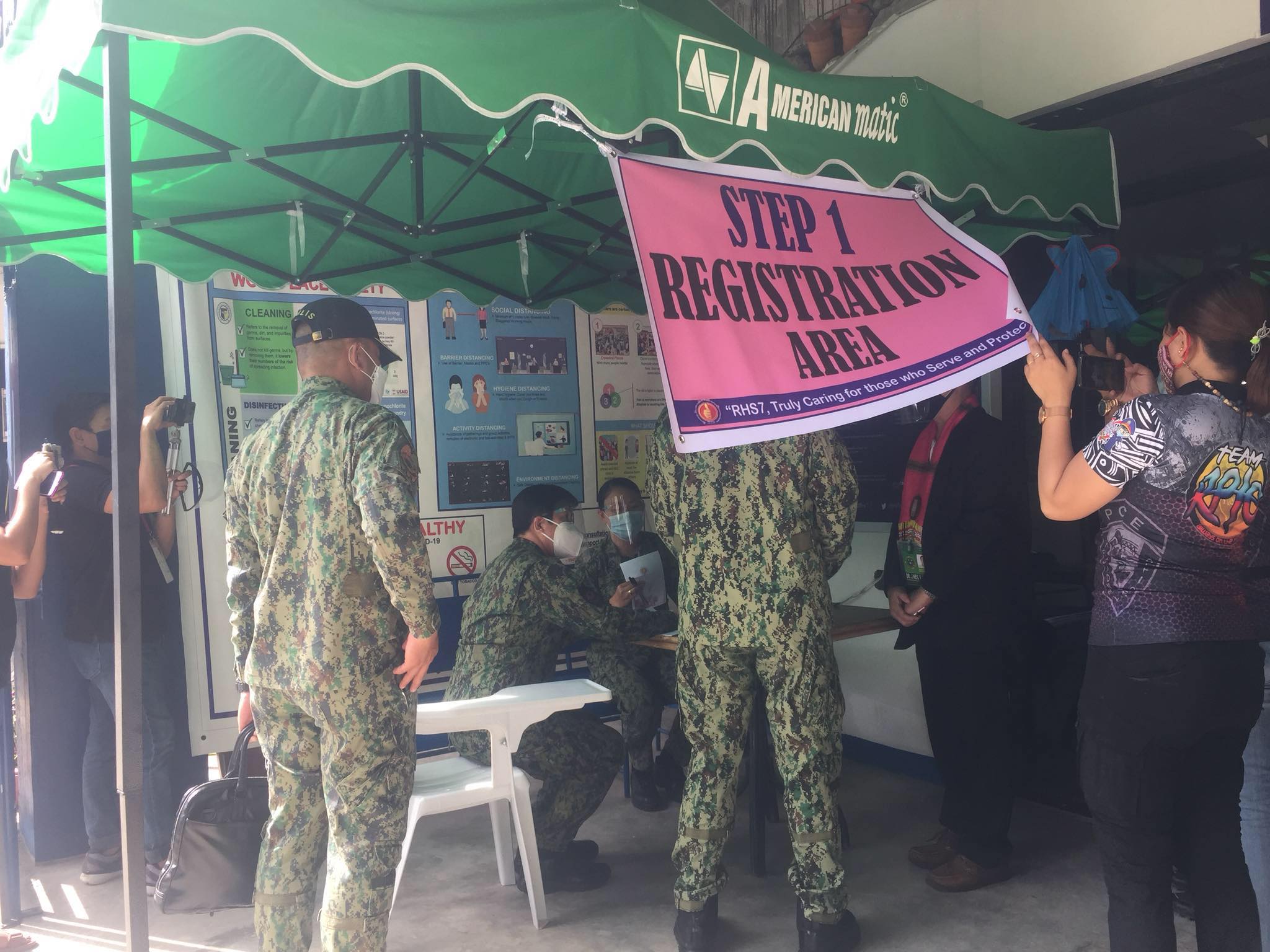 40 PNP medical frontliners receive Sinovac jabs | Cebu Daily News