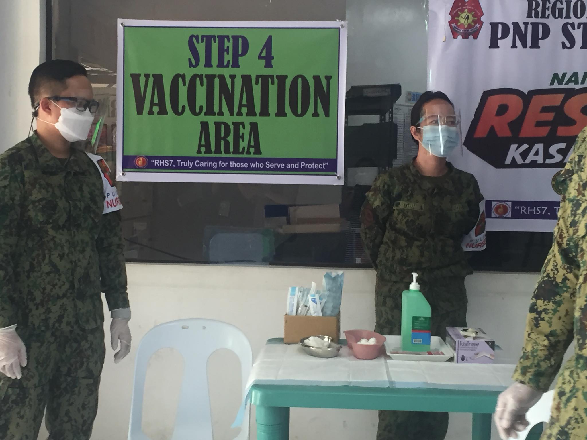 40 PNP medical frontliners receive Sinovac jabs | Cebu Daily News