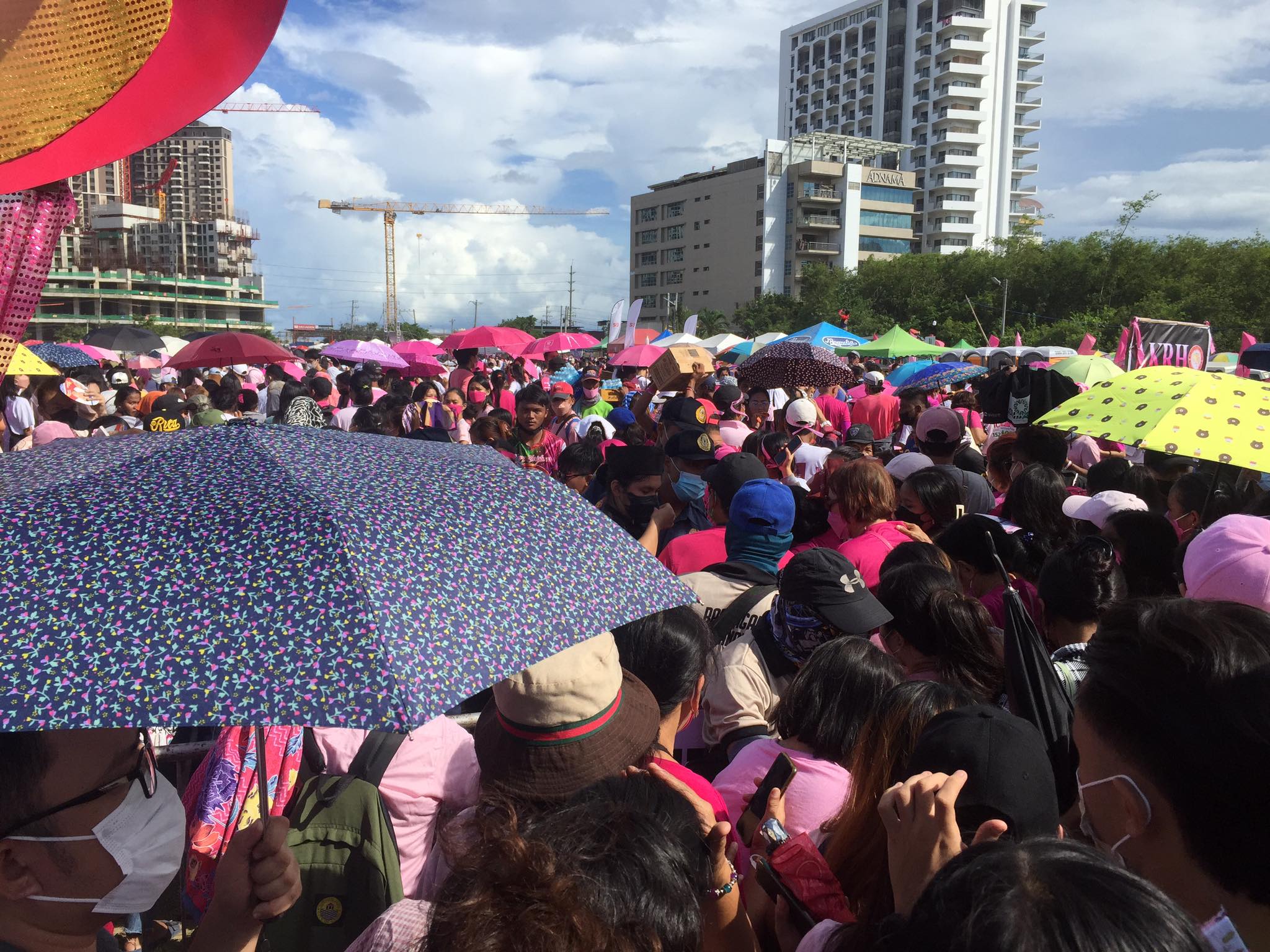 LOOK: Crowd starts to grow in Leni-Kiko grand rally in Cebu | Cebu ...