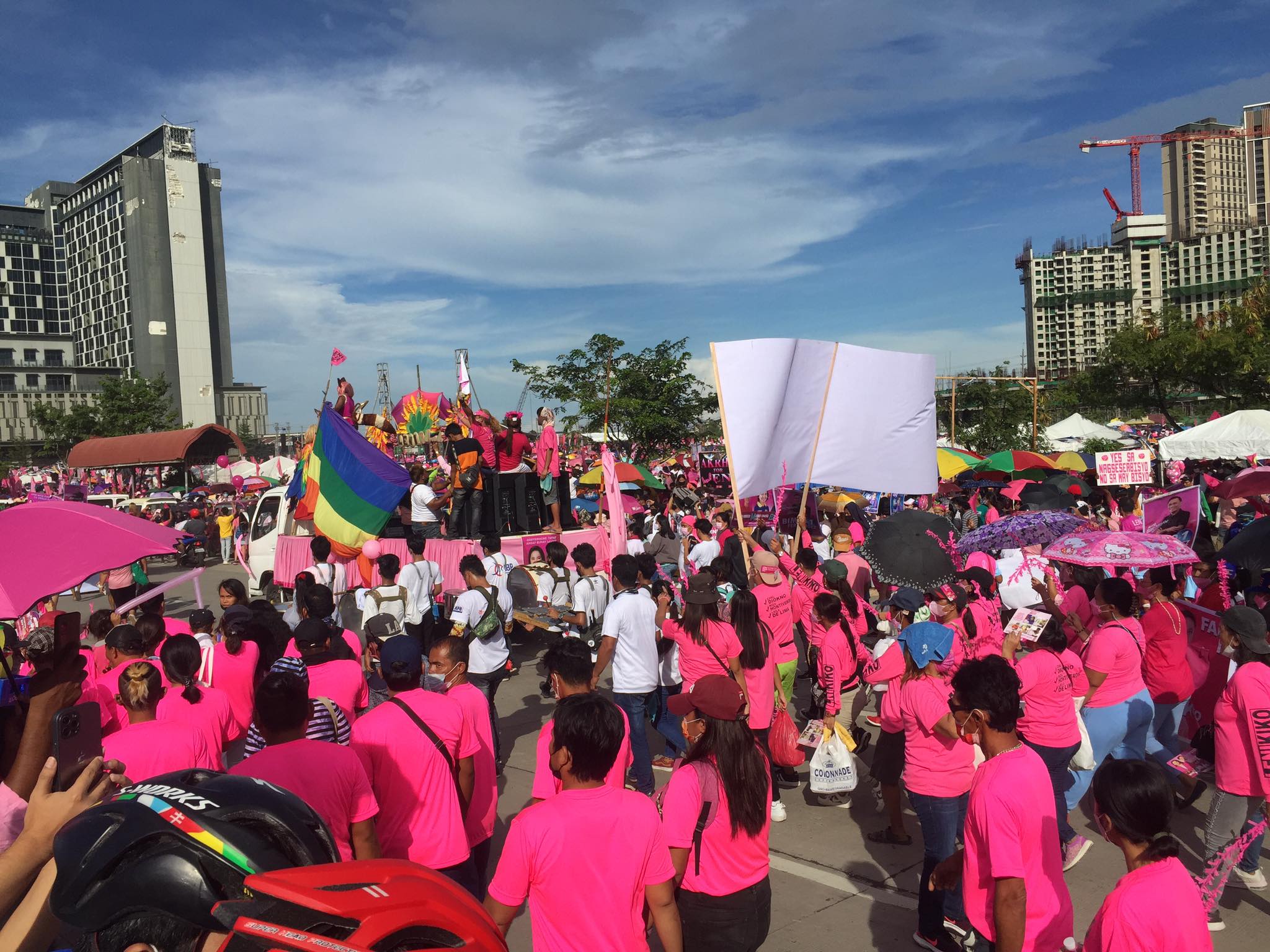 LOOK: Crowd starts to grow in Leni-Kiko grand rally in Cebu | Cebu ...