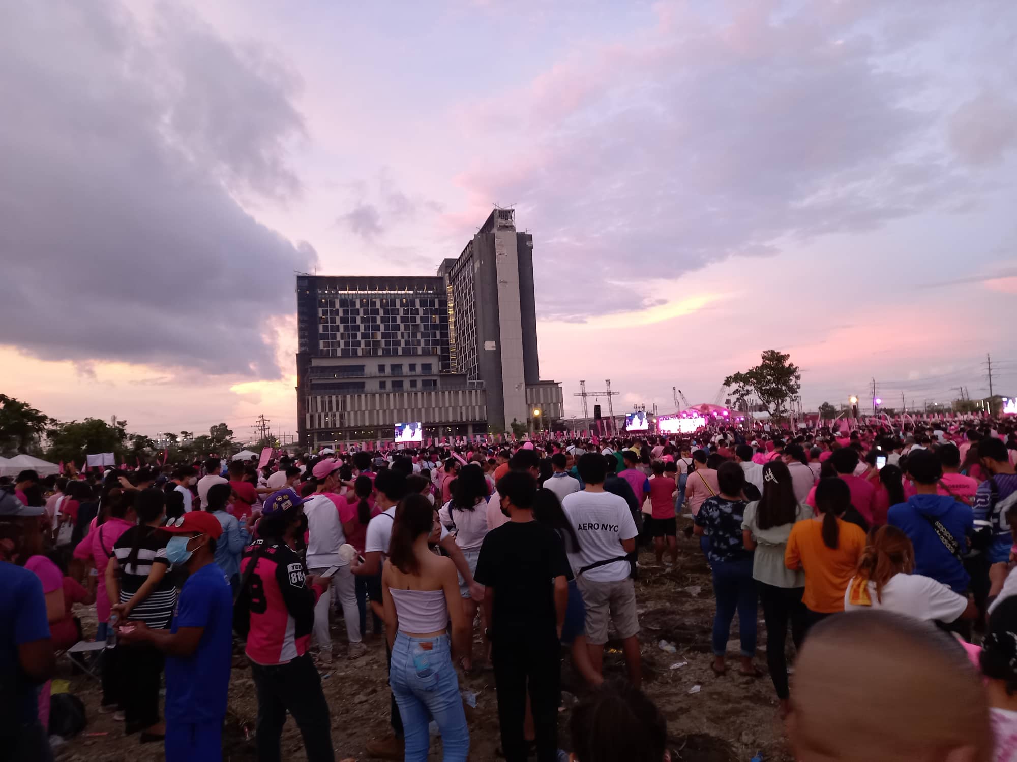 LOOK: Crowd starts to grow in Leni-Kiko grand rally in Cebu | Cebu ...