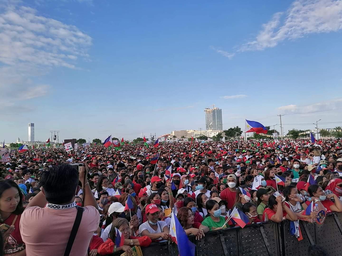 Crowd starts gathering for BBM-Sara grand rally in Cebu | Cebu Daily News