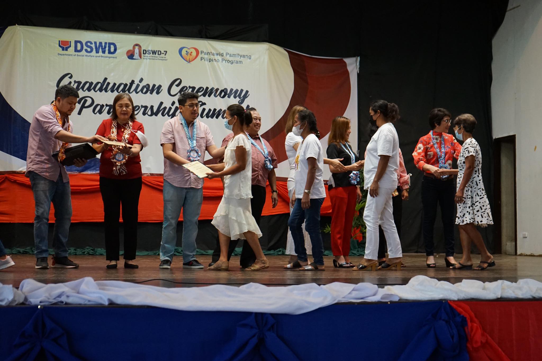 267 4Ps beneficiaries in Bohol graduate from program | Cebu Daily News