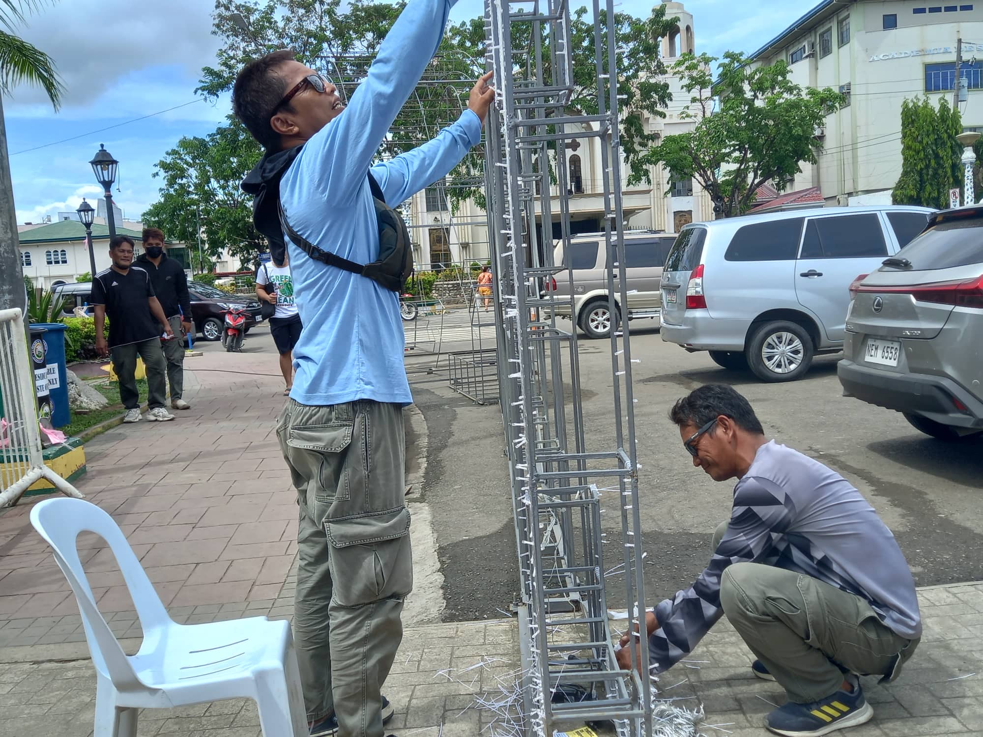 Mandaue continues to work on giant Christmas tree, decorations, eyes ...