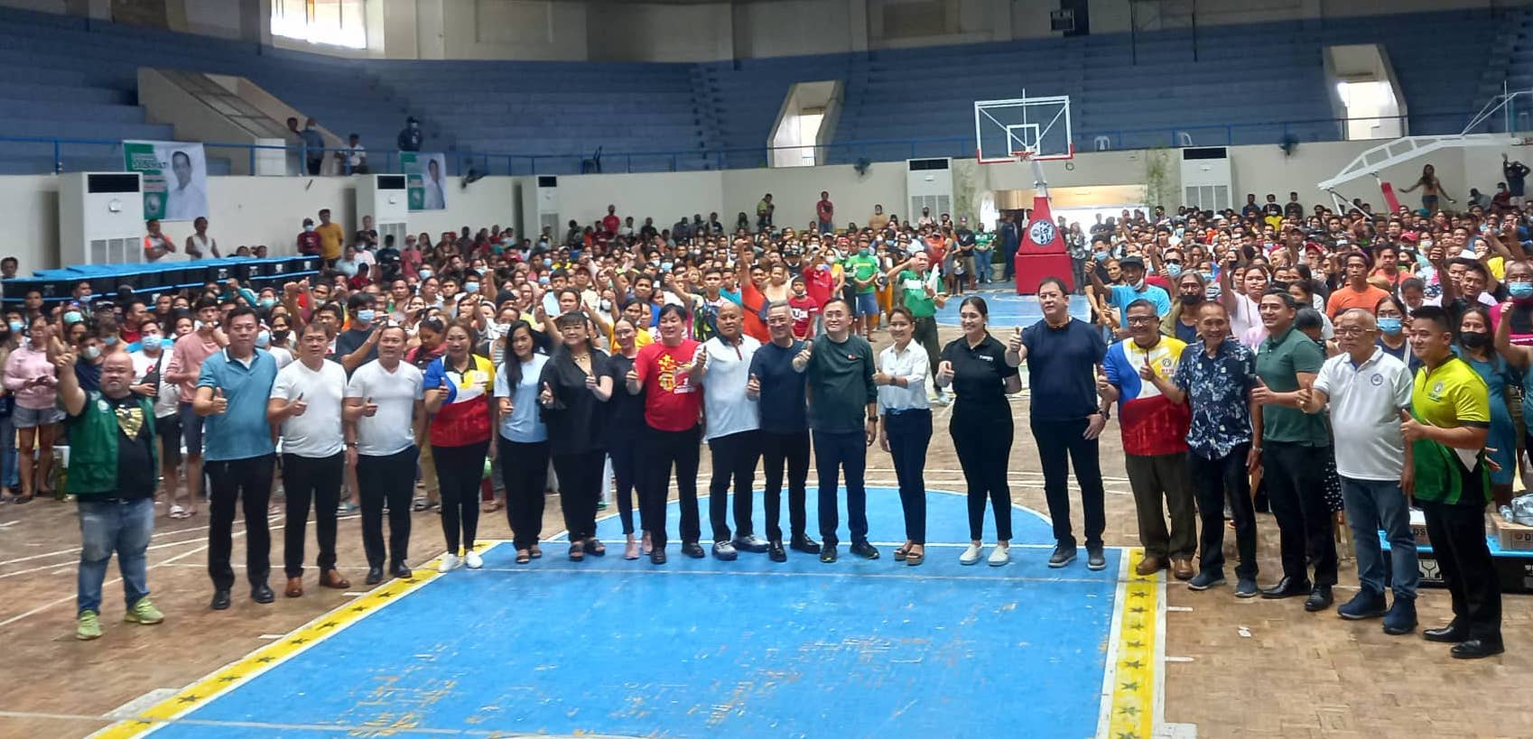 Looc fire victims receive more aid | Cebu Daily News