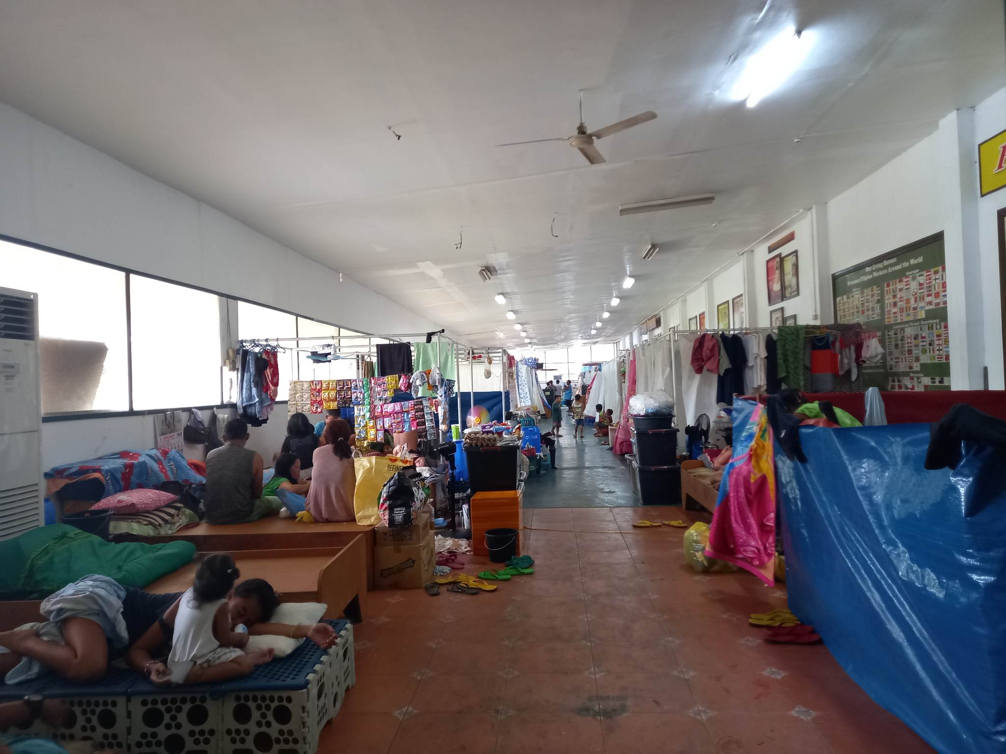 Looc fire victims complain of flooded tents in Norkis Park | Cebu Daily ...