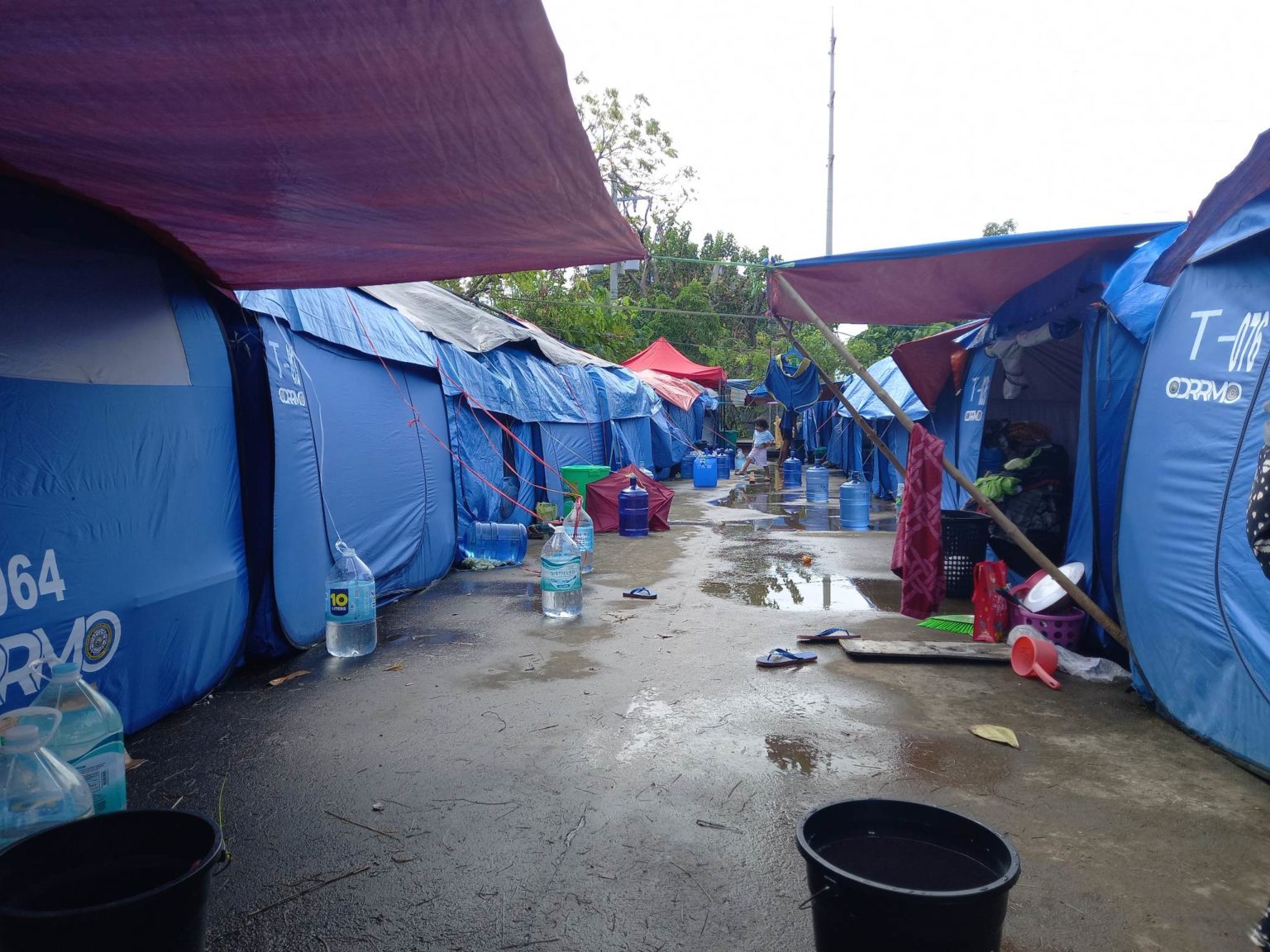 Looc fire victims complain of flooded tents in Norkis Park | Cebu Daily ...