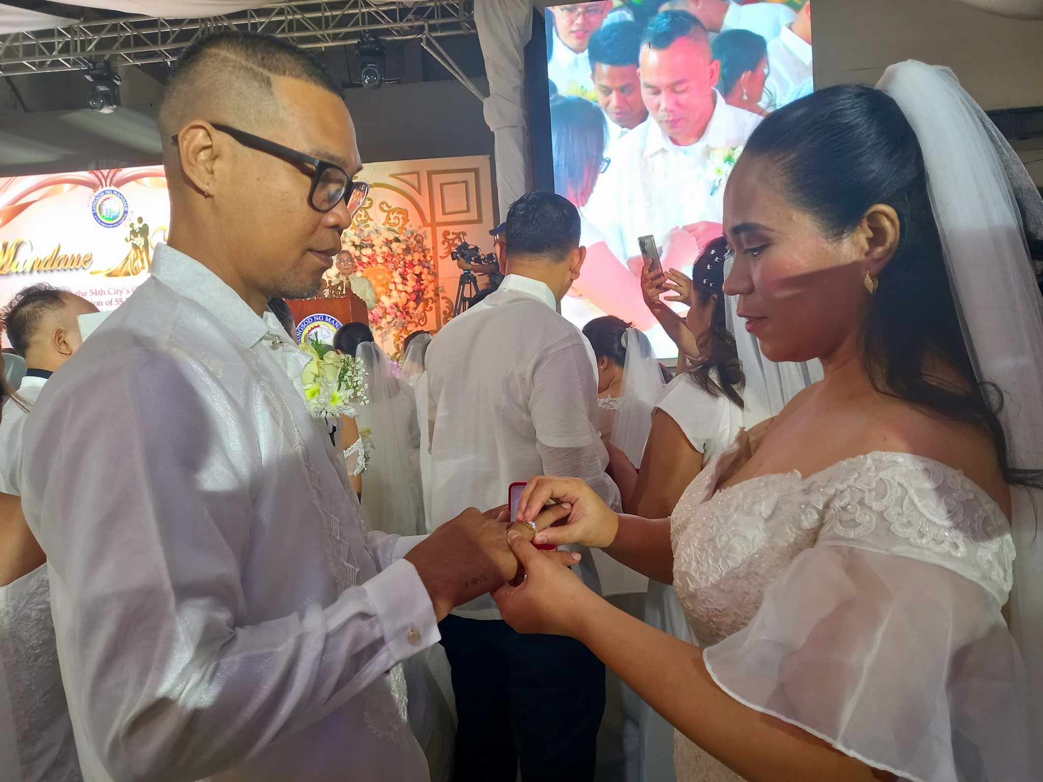 54 couples exchange "I Dos" in Mandaue City mass wedding | Cebu Daily News