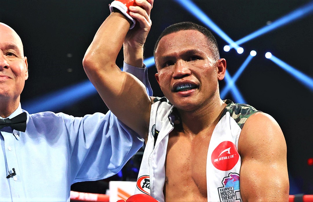 Suarez beats Dominican Republic boxer even with an injured right hand ...