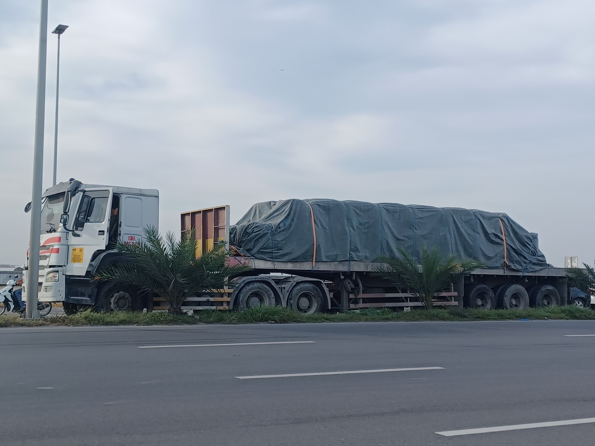 Heavy traffic in SRP: 16-wheeler truck stuck after losing 2 tires