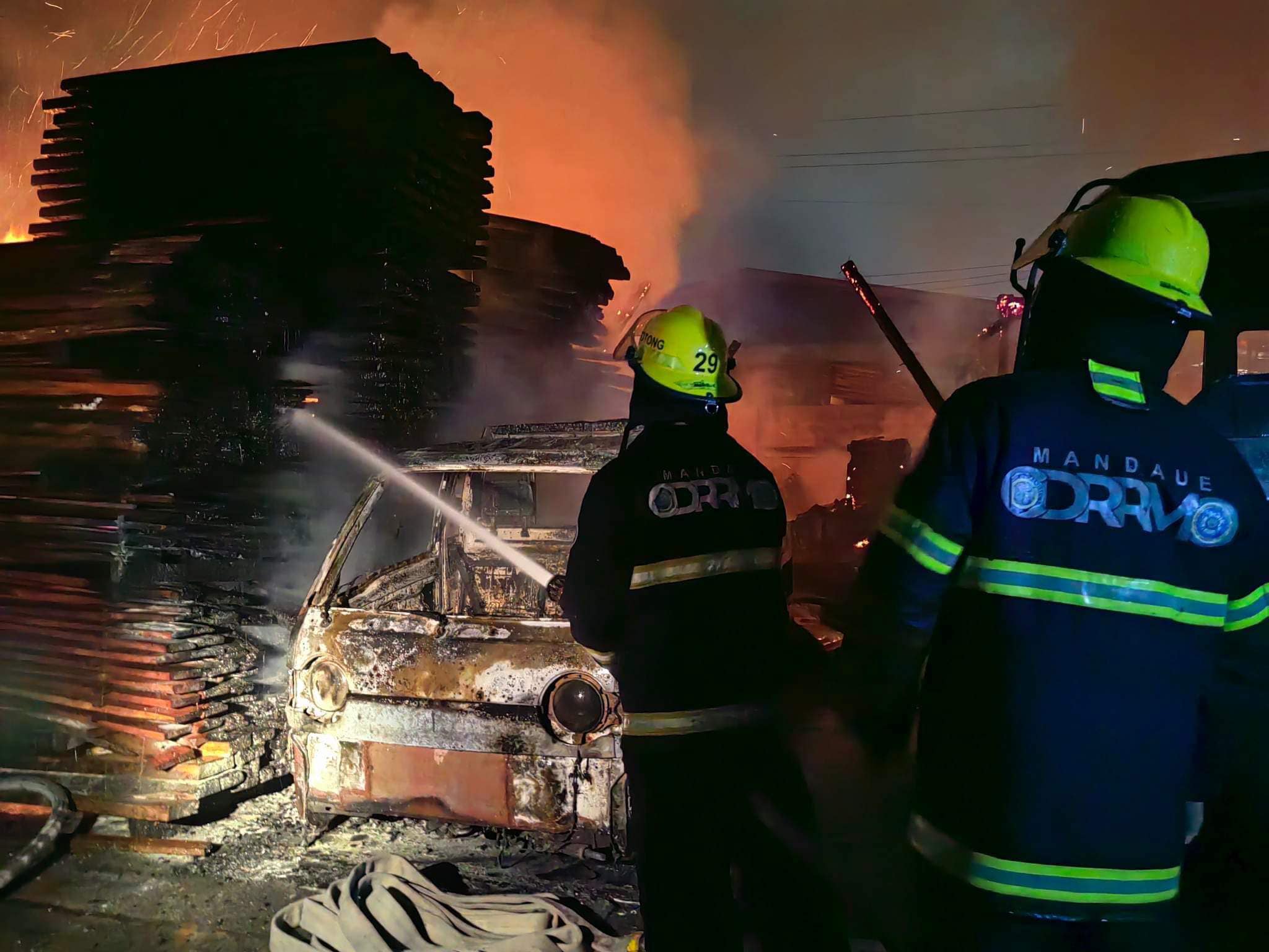 PHOTOS: Fire in Maguikay warehouse | Cebu Daily News