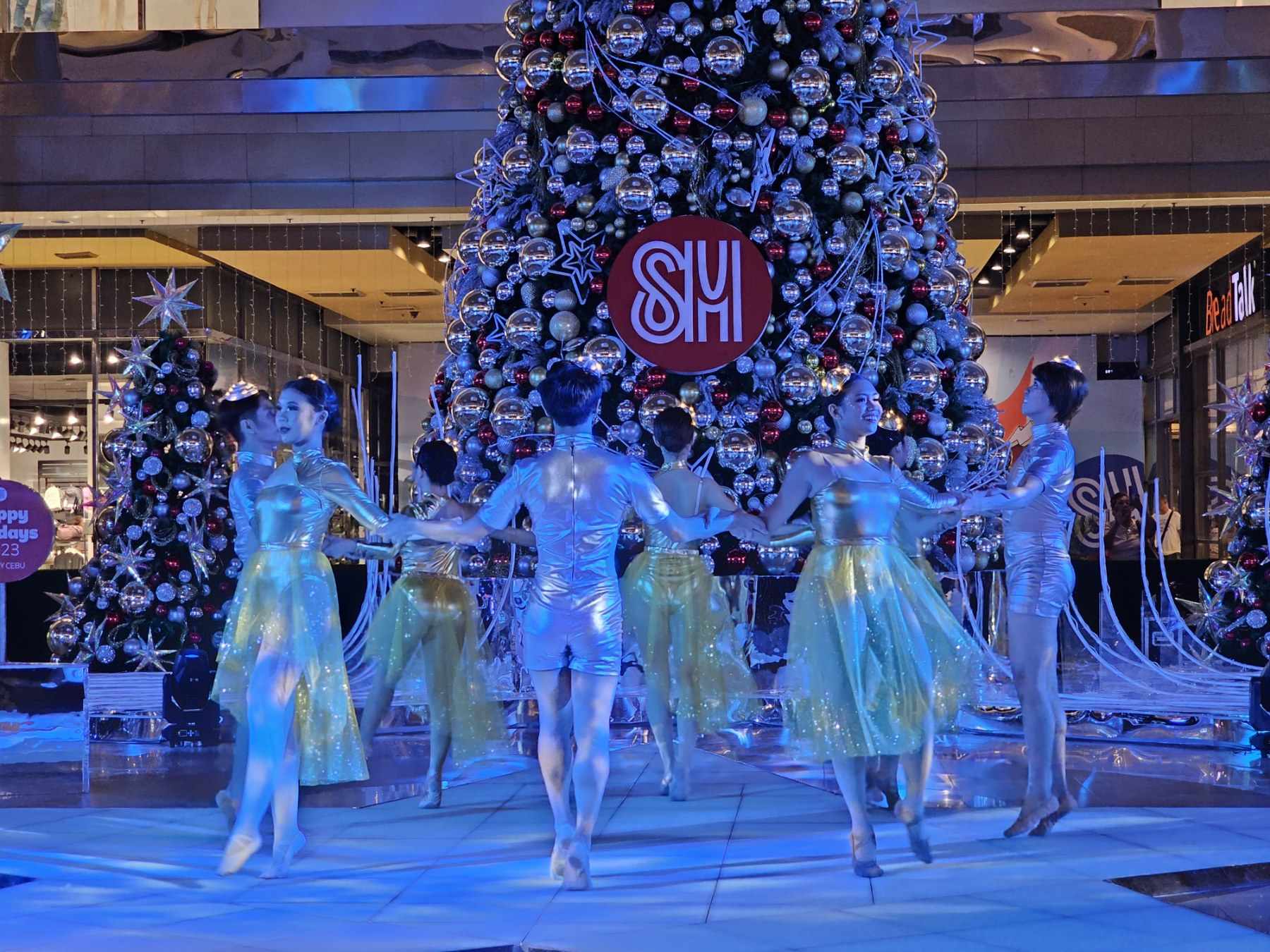 SM City Cebu Lights Up for the Holidays