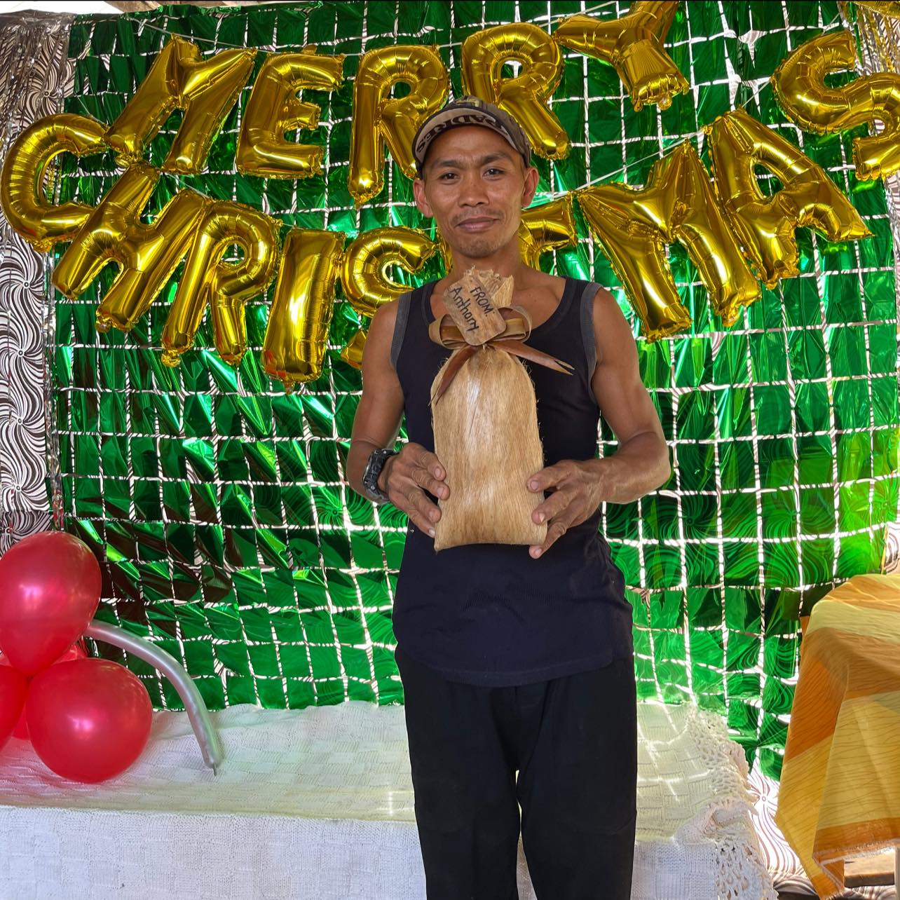 Coconut tapper amazes netizens by using 'ginit' as wrapper