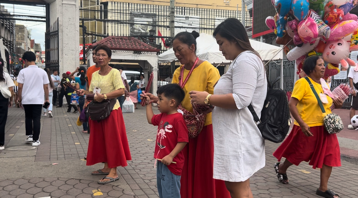The traditions of 'Sinug' candle vendors at the Basilica Minore del ...