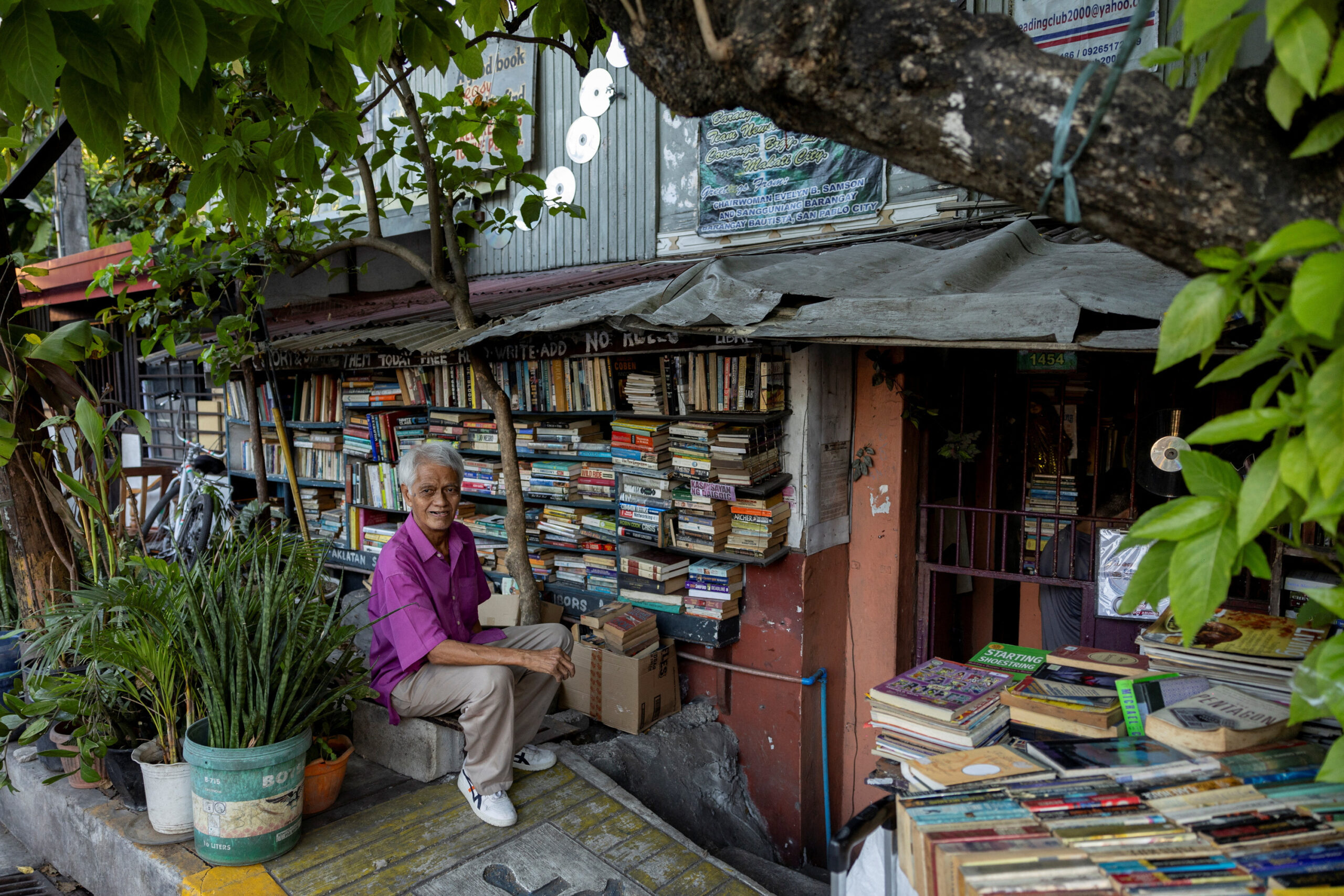 Philippine 'library home' stacked with books to inspire reading | Cebu ...