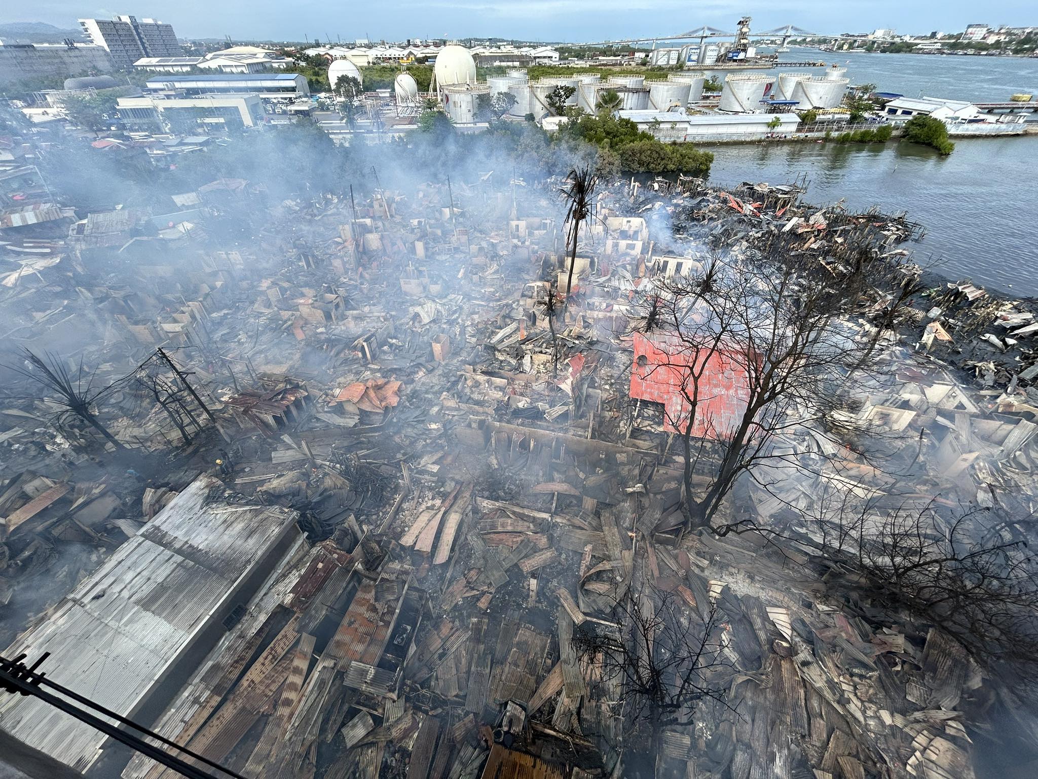 Around 400 lost homes after fire razes 2 sities in Looc, Mandaue
