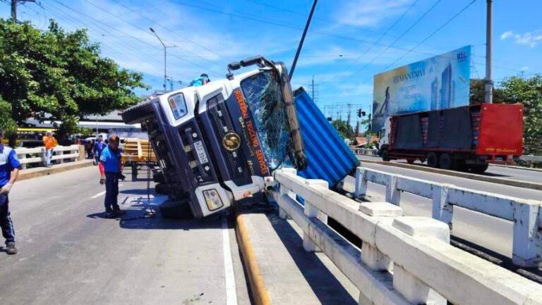 Trailer truck overturns on Butuanon Bridge | Cebu Daily News