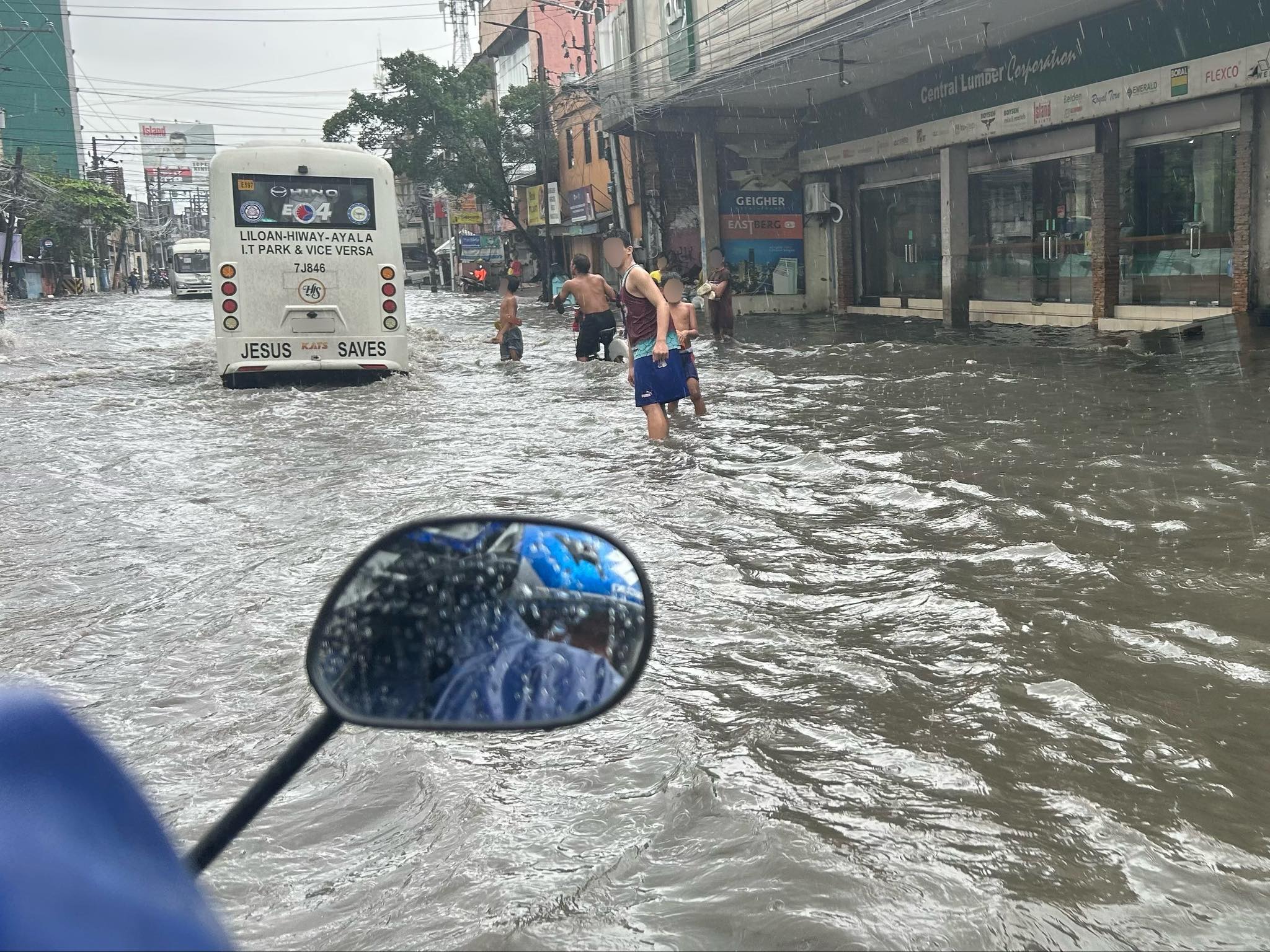 Early morning rain causes flooding in some parts of Metro Cebu