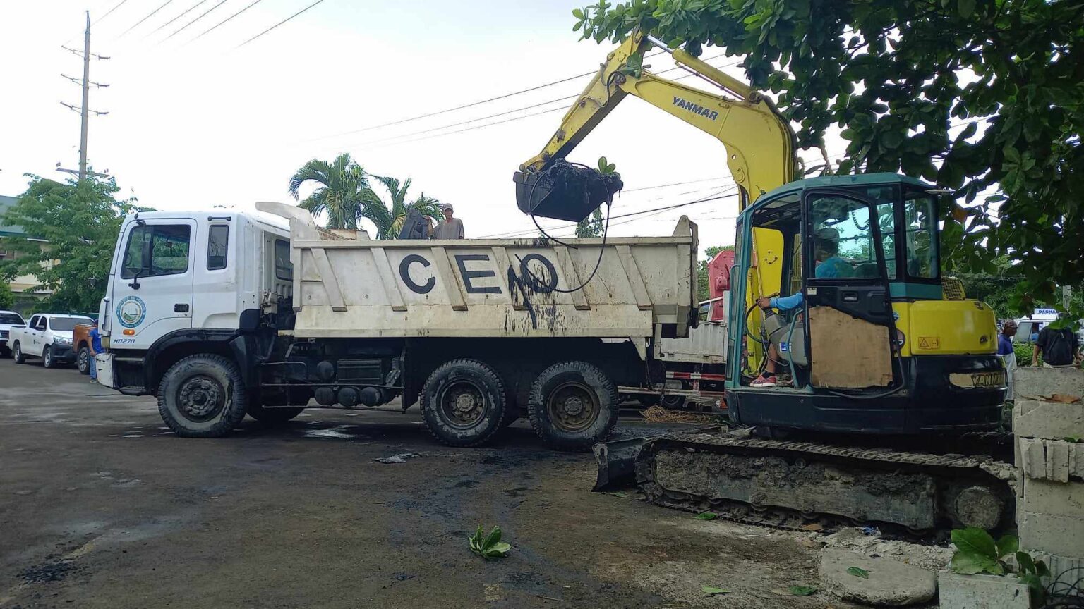 Mandaue City clears river and creek outfalls | Cebu Daily News