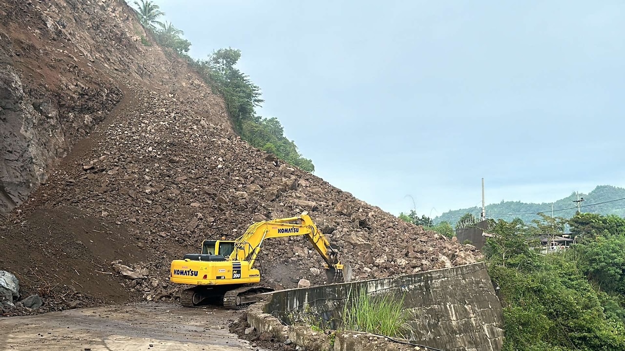 Landslide blocks Manipis road in Talisay mountain barangay