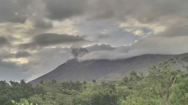 Matapos ang pagsabog ng Mt. Kanlaon, ang mga residente ay dumaranas ng ...