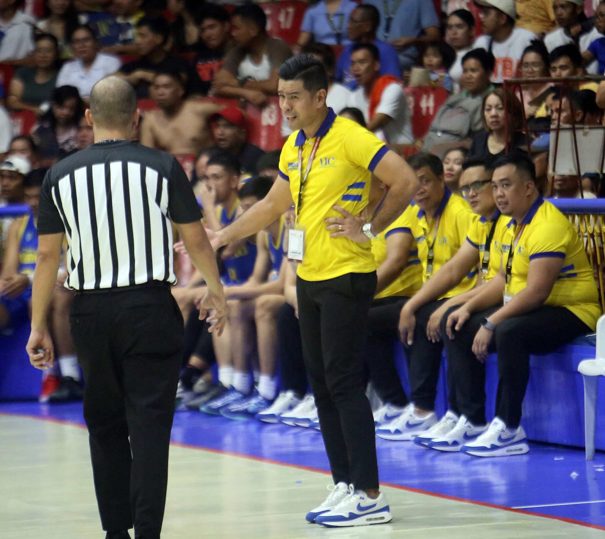 UC coach Kern Sesante blasts Manila referees | Cebu Daily News