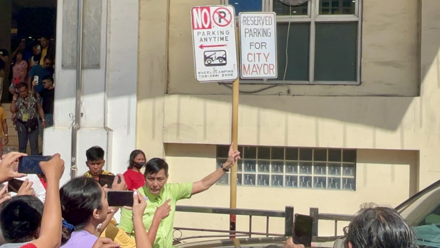 Mike Rama’s return to City Hall ends in clampdown | Cebu Daily News