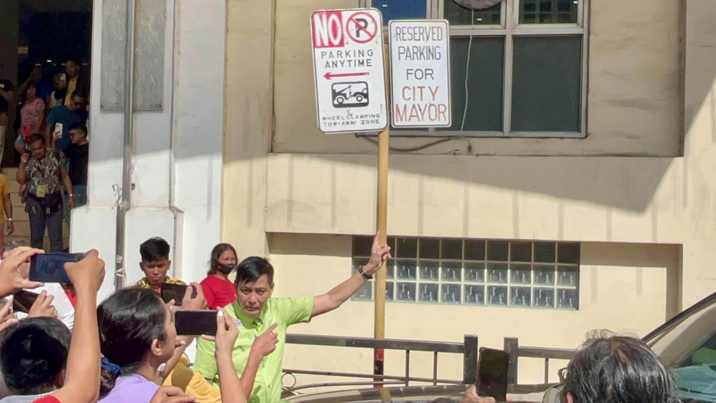 Mike Rama’s return to City Hall ends in clampdown | Cebu Daily News