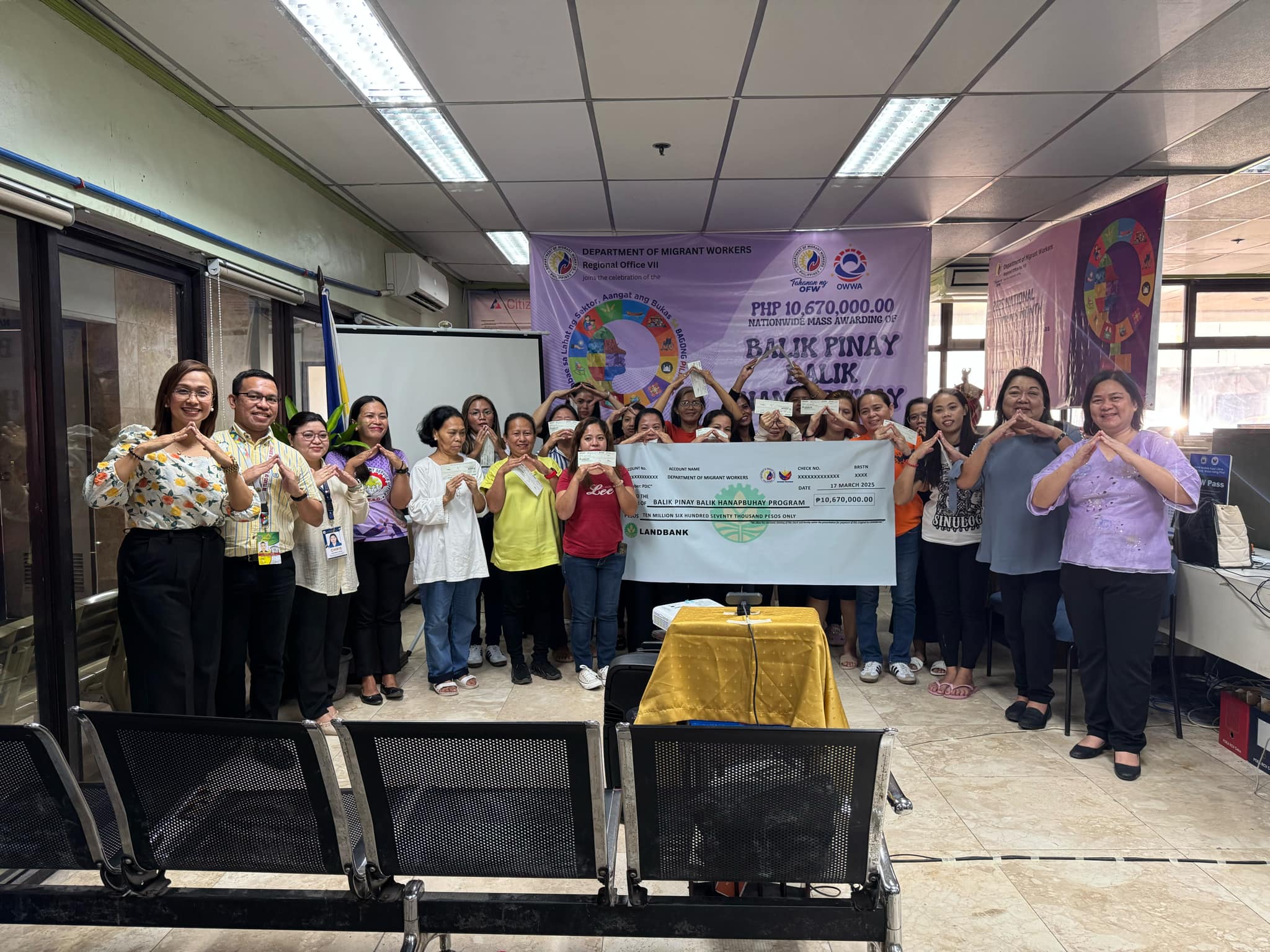 DMW-7 distributes cash assistance to 23 female OFWs in Central Visayas ...