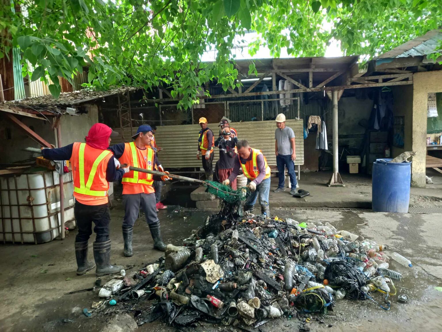 DPWH, city engineers clear Lopez Jaena drainage to ease flooding in ...