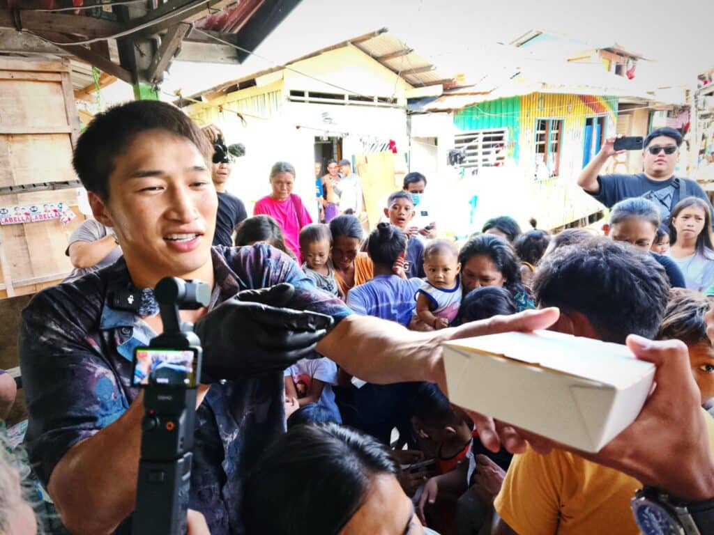 Rukiya Anpo visits Badjao kids, treats them to Chickenjoy