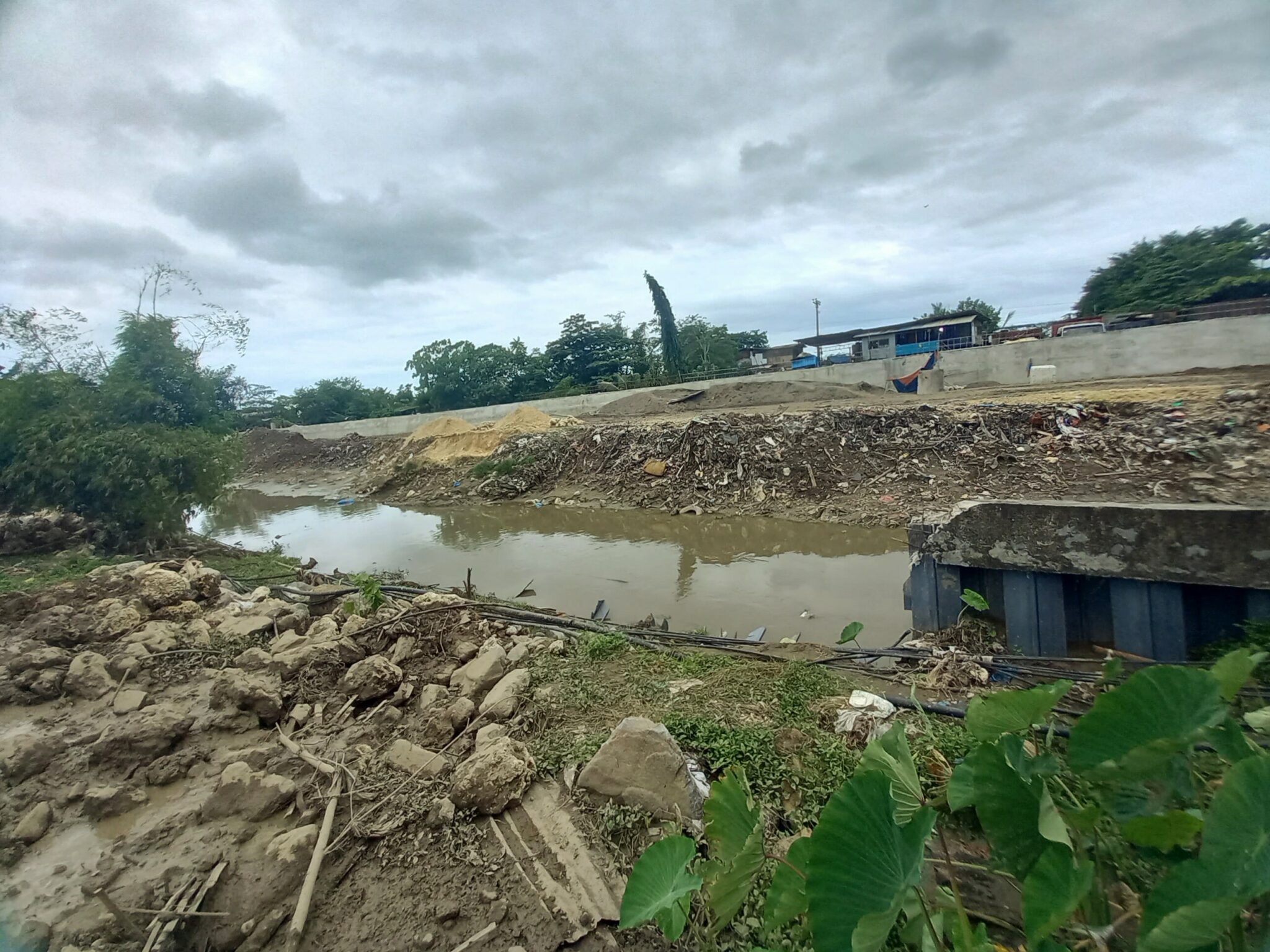 Mandaue flood control wall collapse raises fears of worse flooding in Paknaan