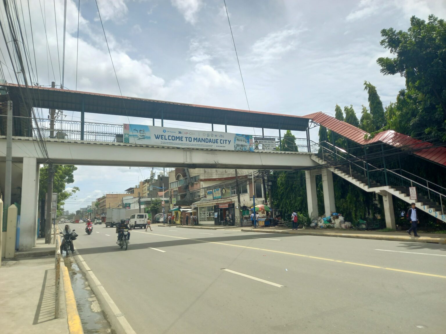 Mandaue City skywalks: City gov’t to clear them of loiterers