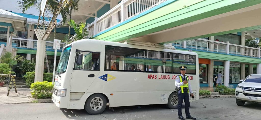 LOOK: Modern jeepney gets stuck under strip mall’s footbridge