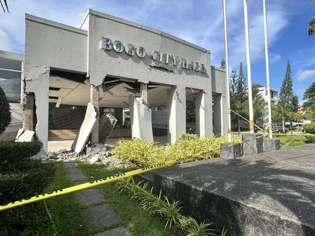 Bogo City Hall resume operations in tents | Cebu Daily News