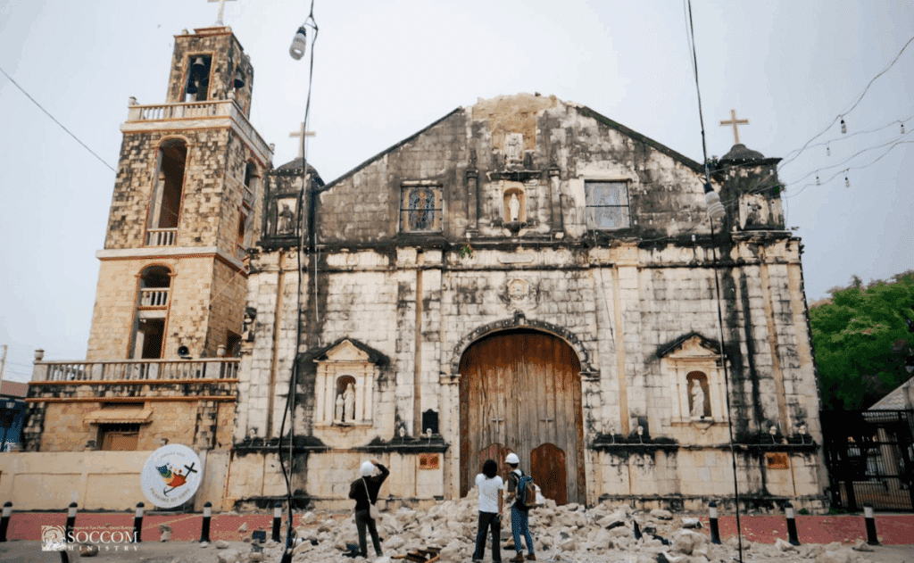 Cebu earthquake: Damaged church holds Mass outdoors