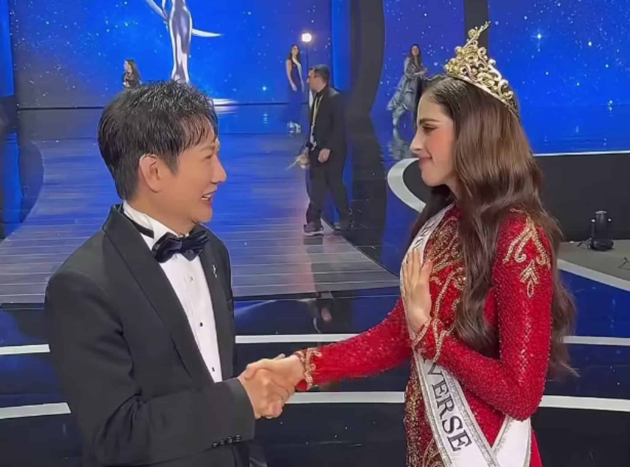 Itsaragrisil, Bosch shake hands after Miss Universe coronation